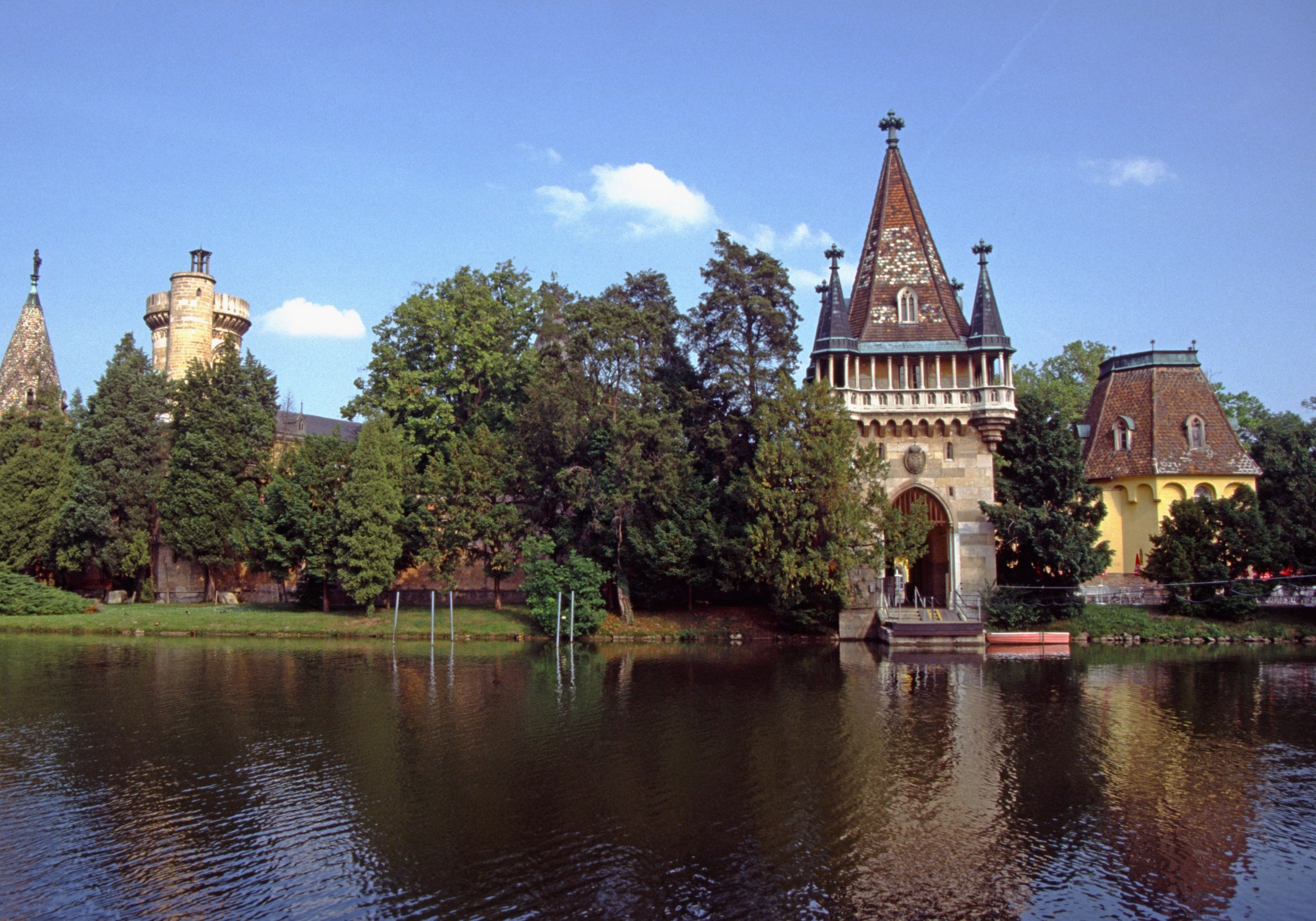 Schlosspark Laxenburg: Entdecke die faszinierende Franzensburg